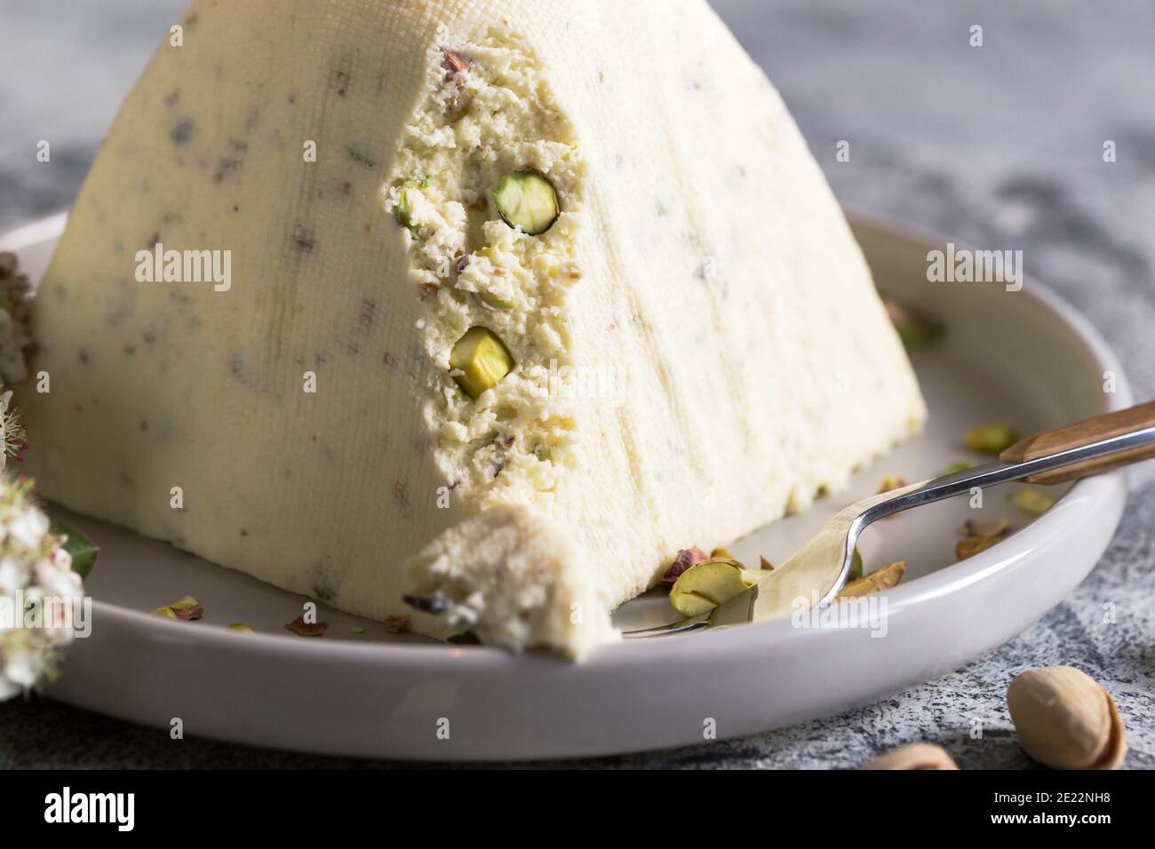 Paskha and kulich with pistachios. Traditional Russian Orthodox Easter ...