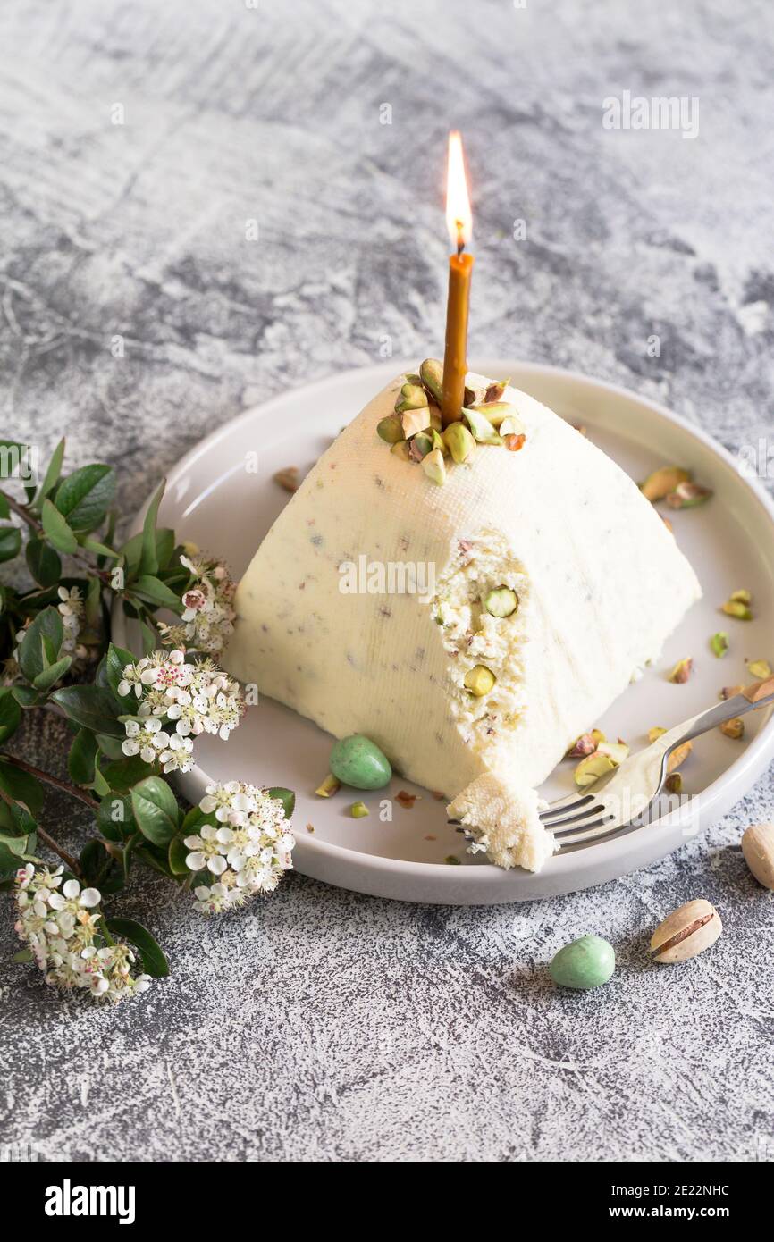 Paskha and kulich with pistachios. Traditional Russian Orthodox Easter ...