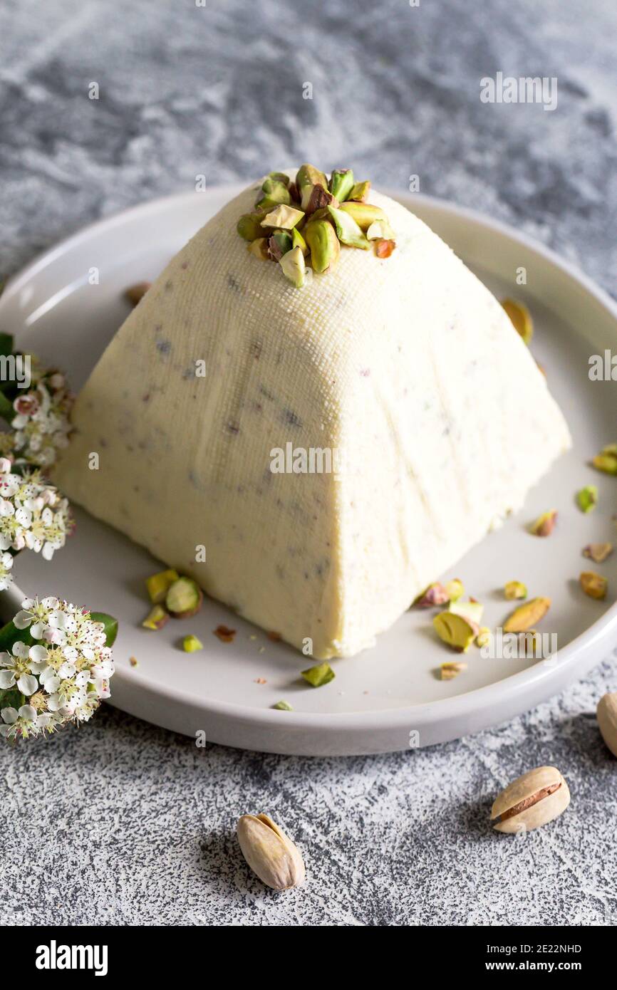 Paskha and kulich with pistachios. Traditional Russian Orthodox Easter ...