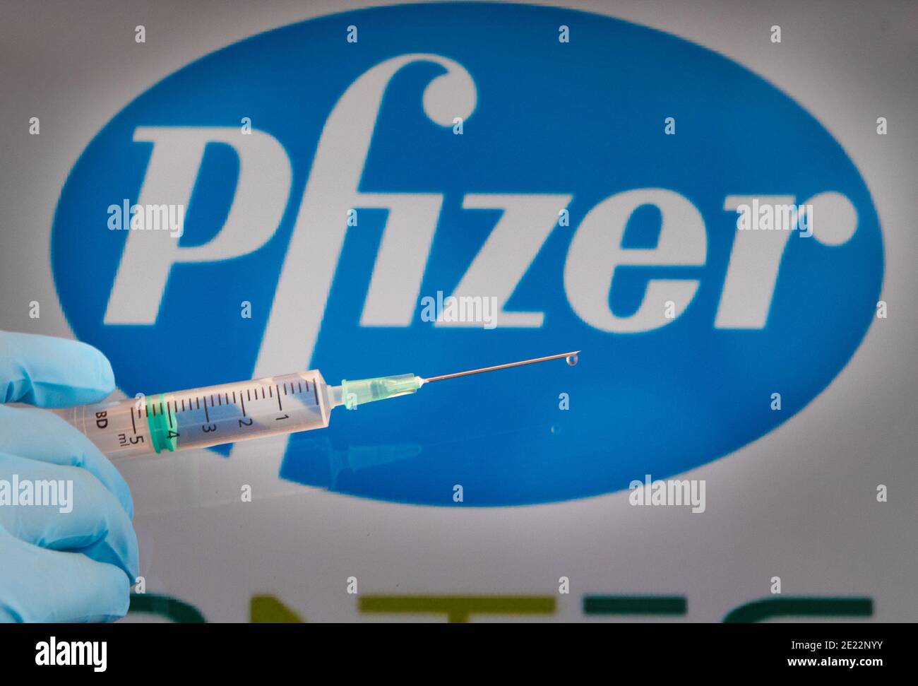 Phizer vaccine vial hi-res stock photography and images - Alamy