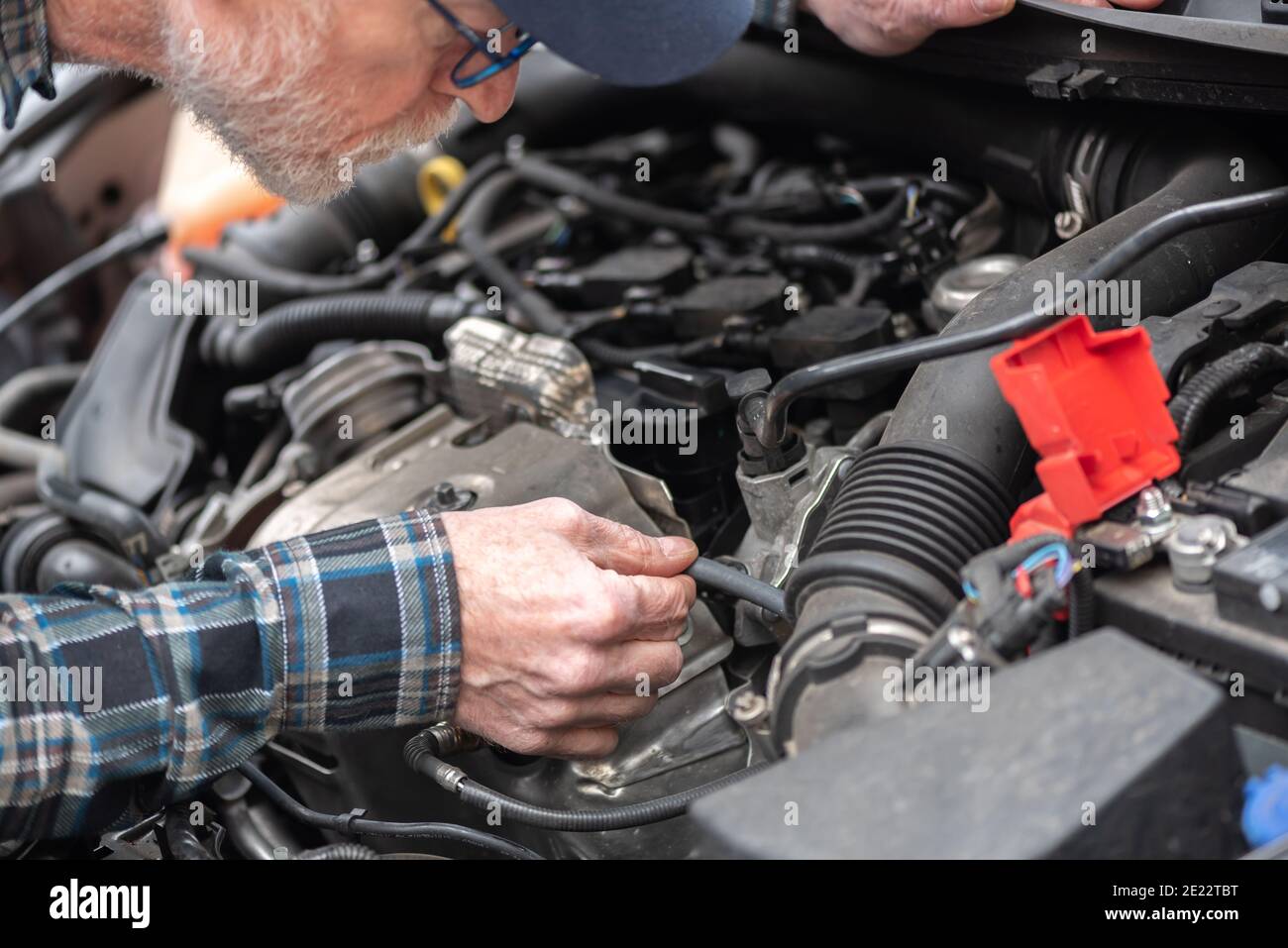 Car mechanic checking a car engine Stock Photo - Alamy