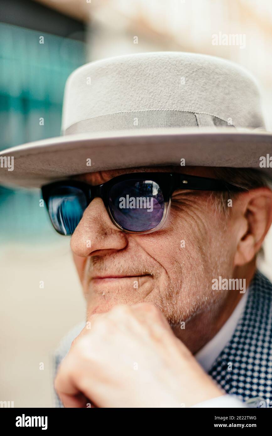 Artist George Skeggs ('Soho George') on a Soho street, London, England ...
