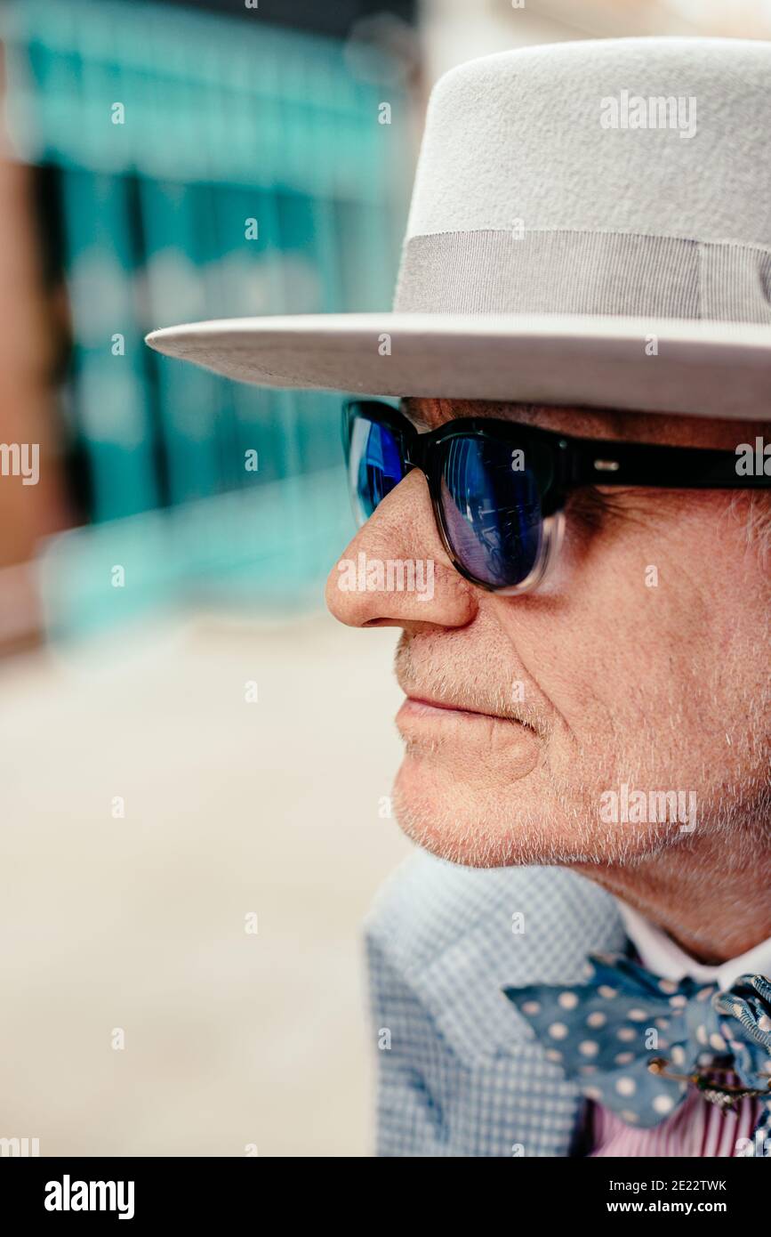 Artist George Skeggs ('Soho George') on a Soho street, London, England ...