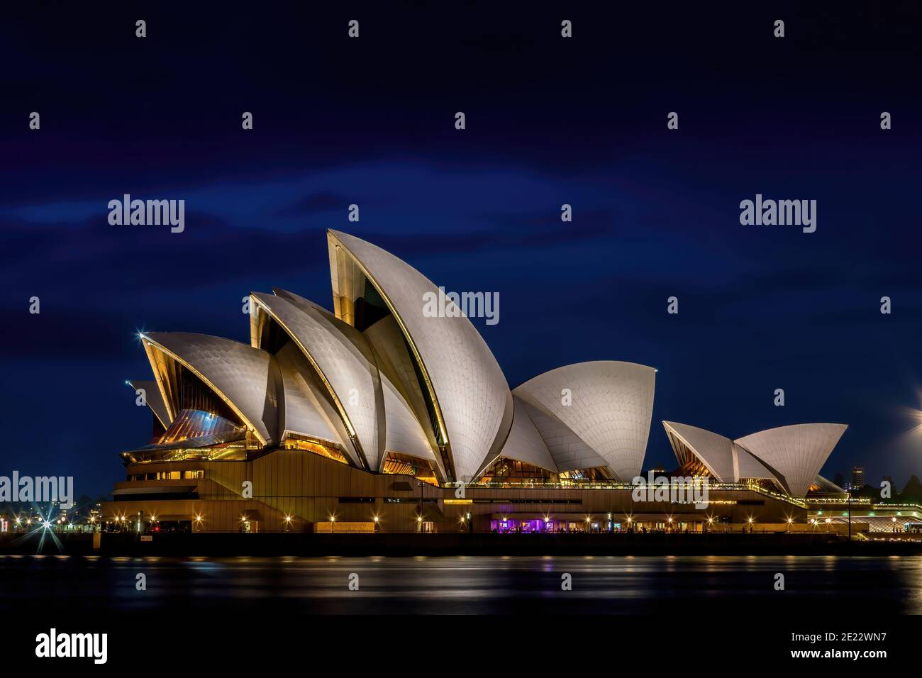 Long shot tourist taking pictures hi-res stock photography and images ...