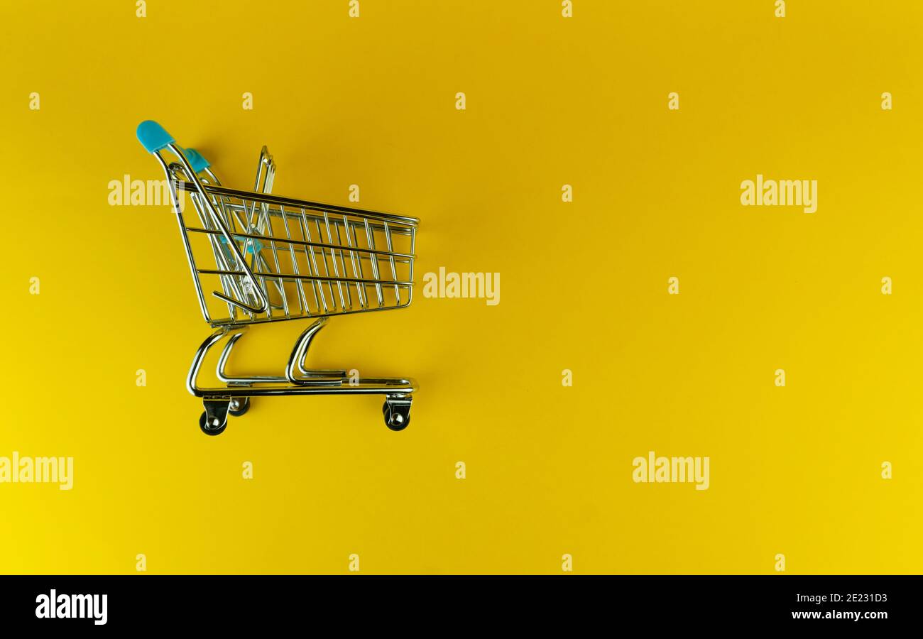 Empty shopping cart side view hi-res stock photography and images - Alamy