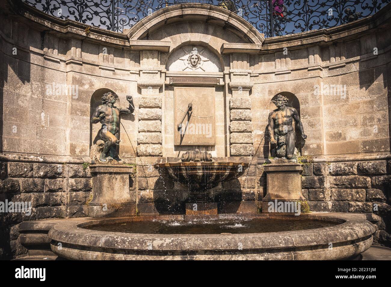 Statue in fountain dublin hi-res stock photography and images - Alamy