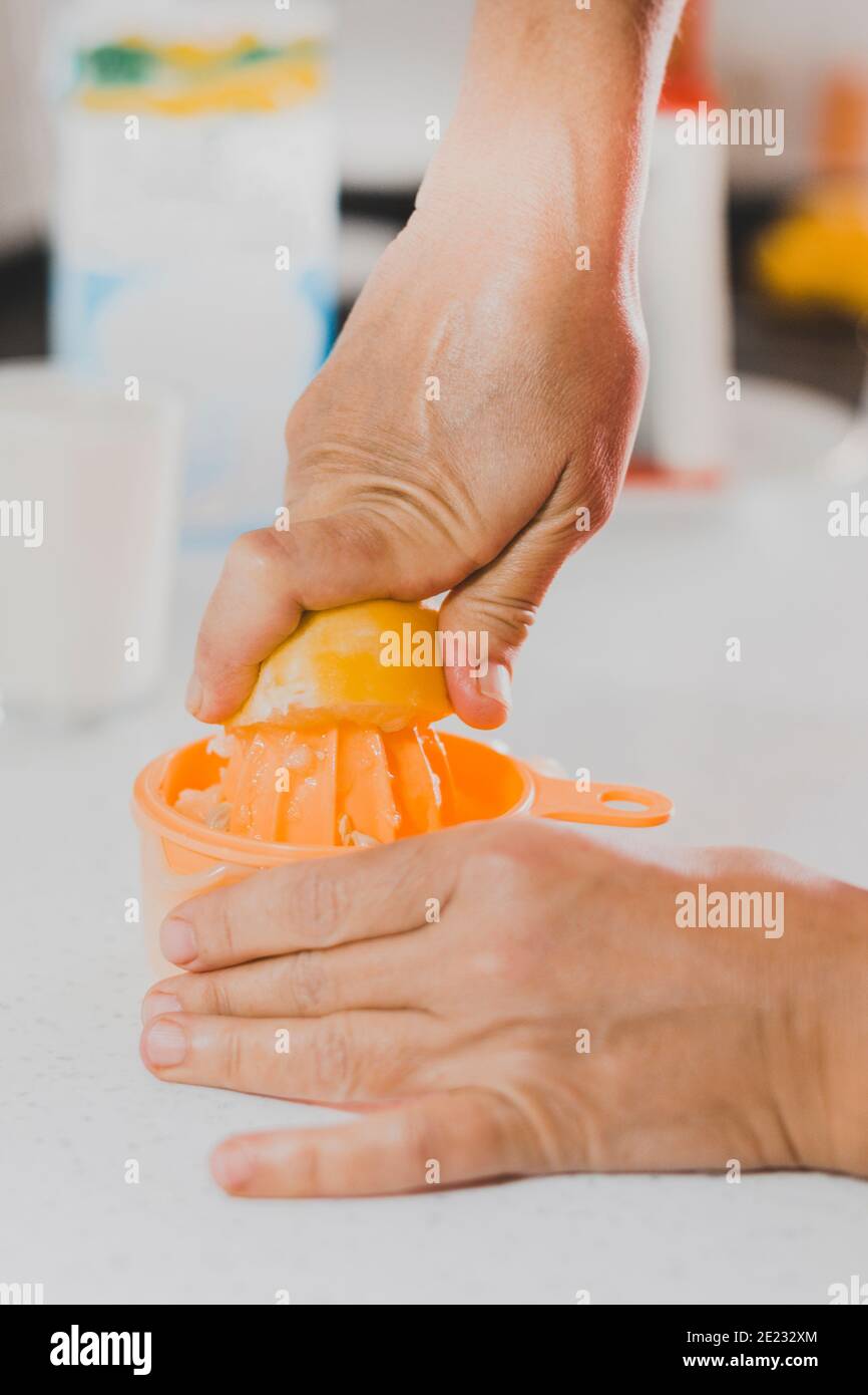 Squeeze of the hand hi-res stock photography and images - Alamy