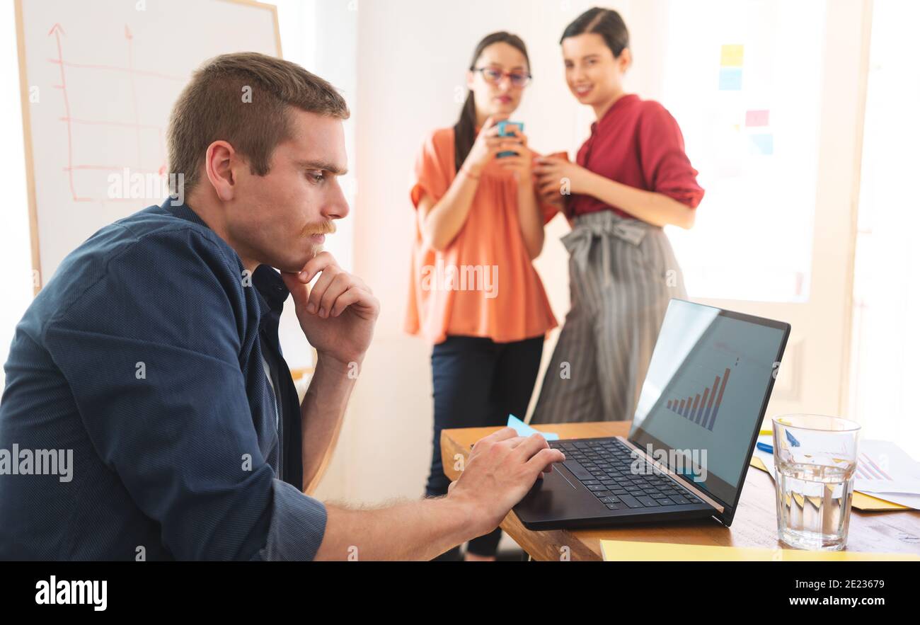 Two business people looking diagram hi-res stock photography and images ...