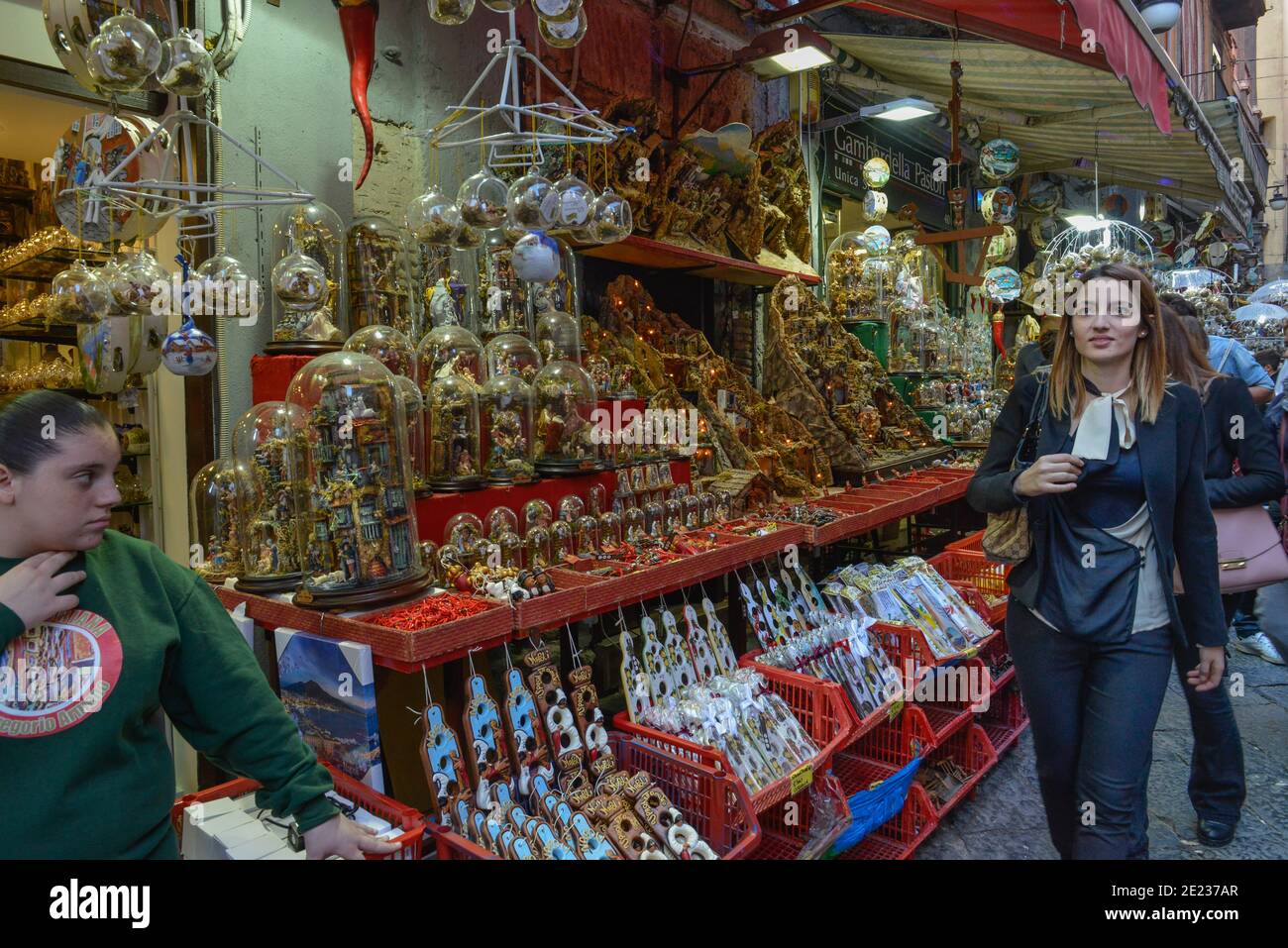 Krippenstrasse, Via San Gregorio Armeno, Neapel, Italien Stock Photo ...