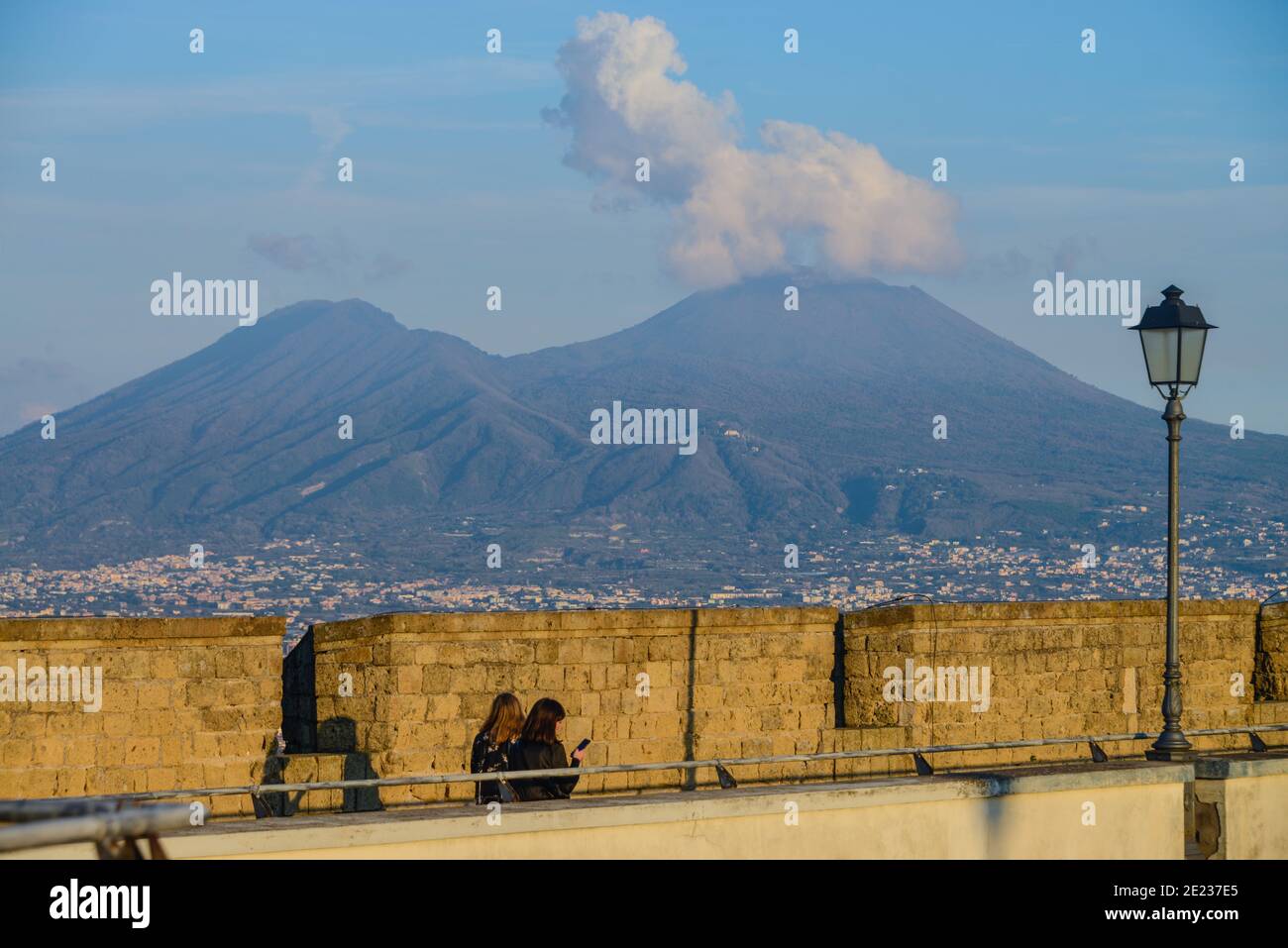 Castel Sant Elmo, Vesuv, Neapel, Italien Stock Photo - Alamy