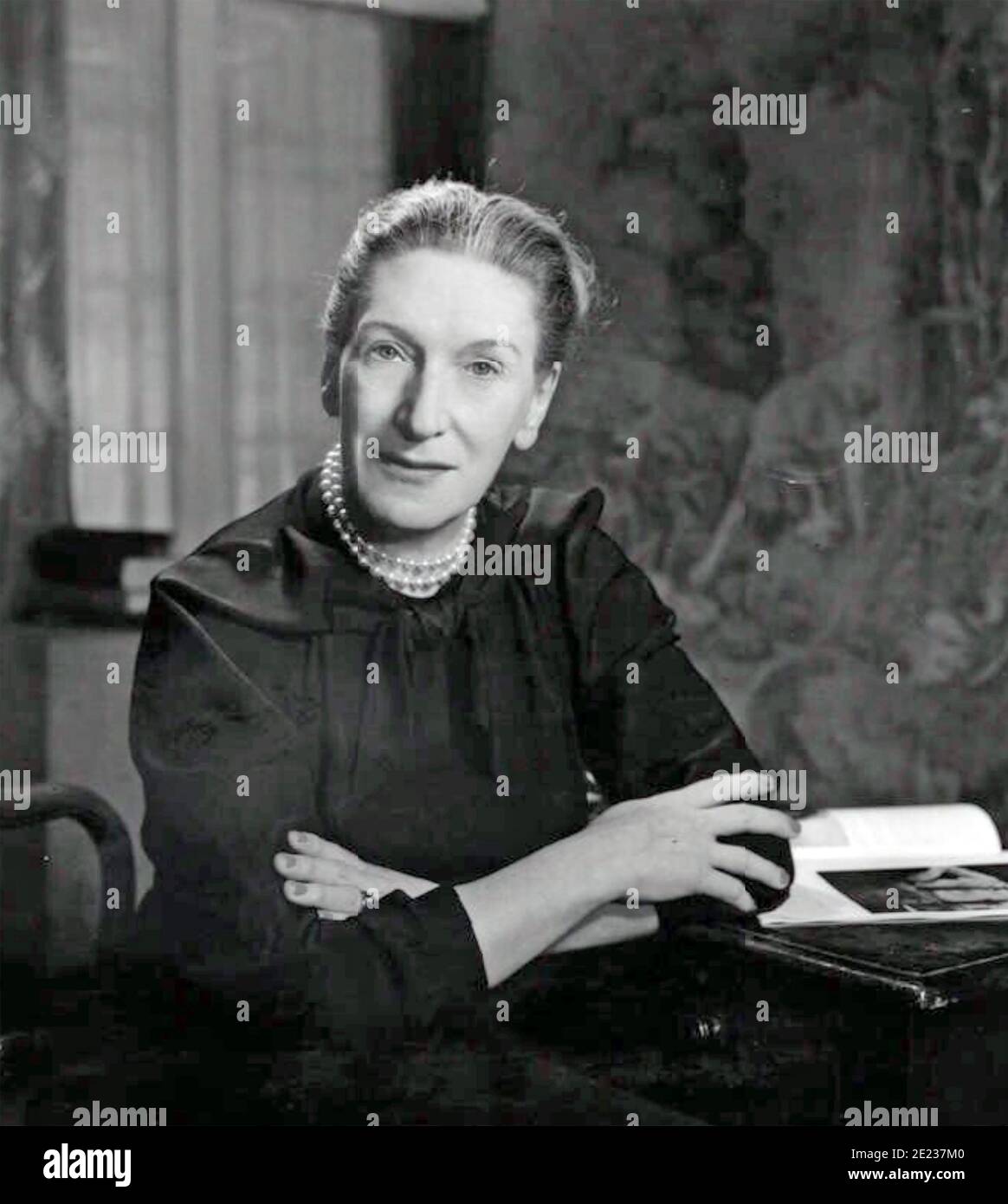 ELIZABETH BOWEN (1899-1973) Anglo-Irish novelist Stock Photo - Alamy