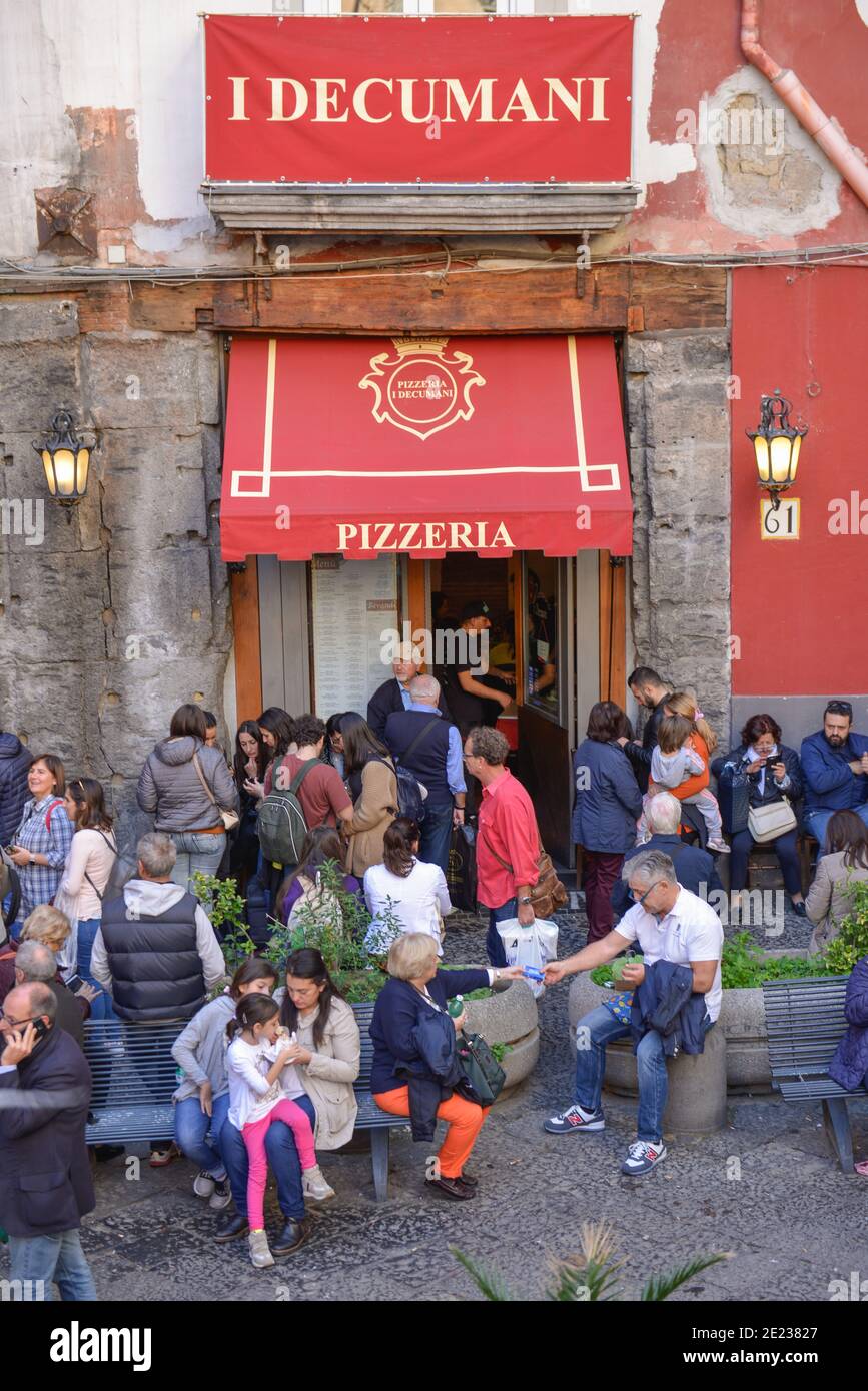 Pizzeria "I Decumani", Via dei Tribunali, Neapel, Italien Stock Photo ...