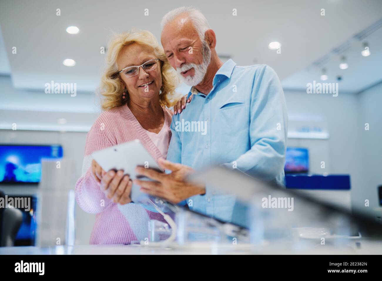 Beautiful senior couple tech hi-res stock photography and images - Alamy