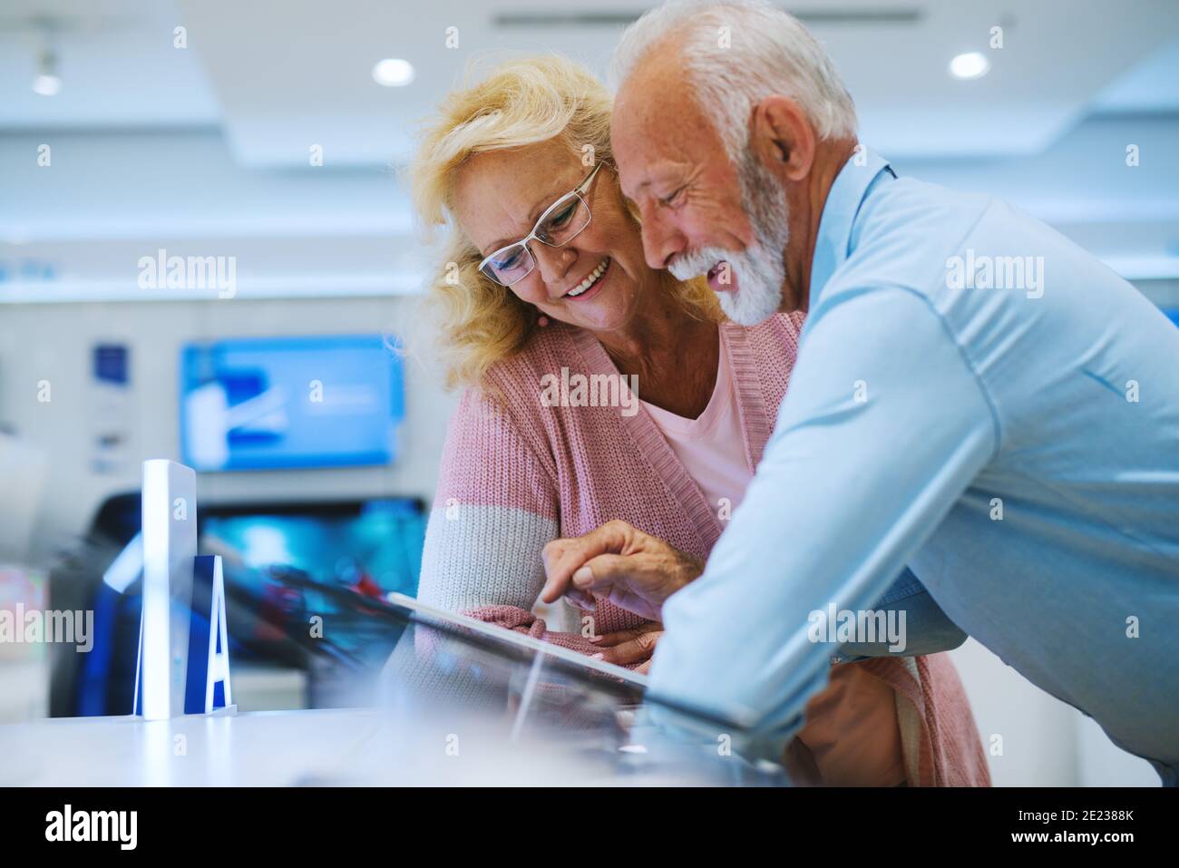 Beautiful senior couple tech hi-res stock photography and images - Alamy