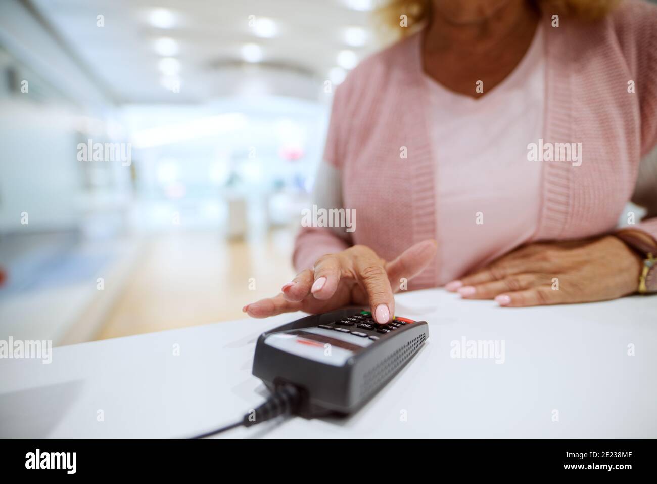 An old woman purchasing at tech store Stock Photo - Alamy