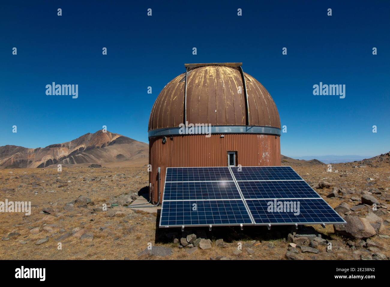 Whte Mountains, California, USA. 23rd Sep, 2016. Observatory with solar ...
