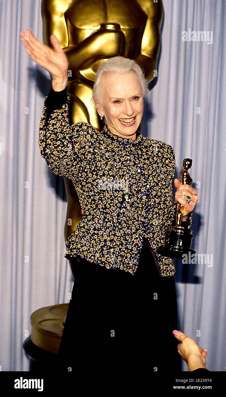 Jessica Tandy attends the 62nd Annual Academy Awards on March 26, 1990 ...