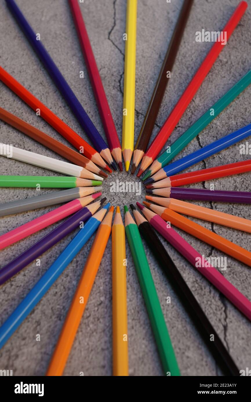 Circle made of colorful drawing pencils Stock Photo - Alamy