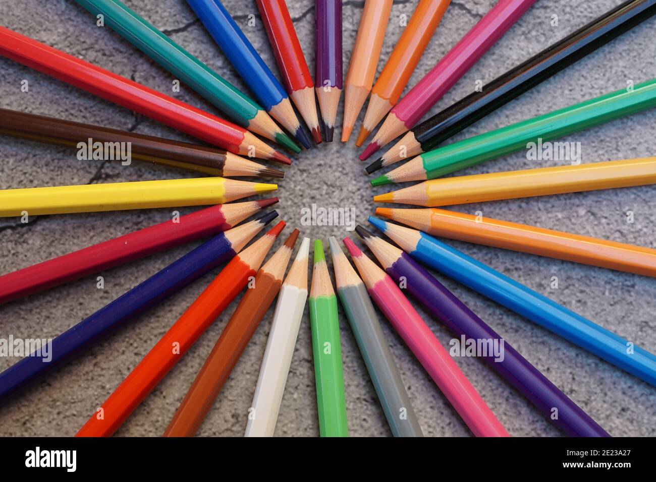 Circle made of colorful drawing pencils Stock Photo - Alamy