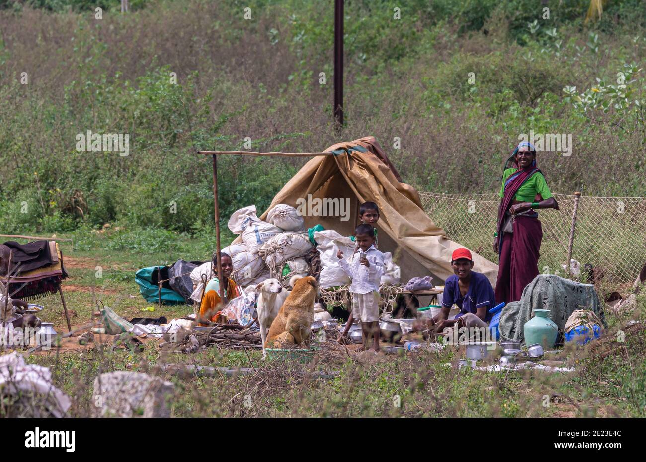 Homeless family hi-res stock photography and images - Alamy