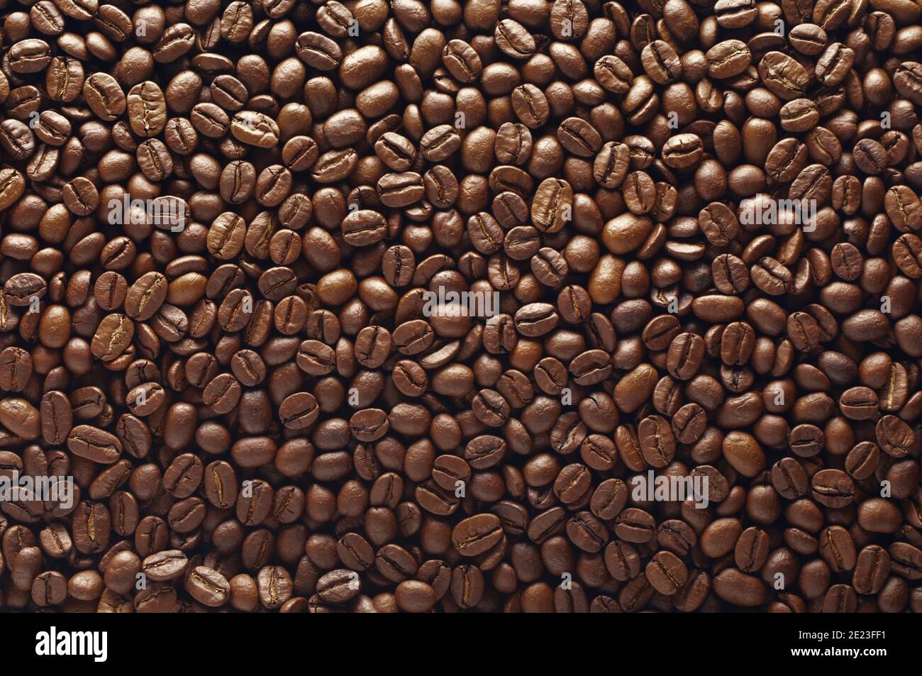 Coffee bean texture with bright glare. Top view Stock Photo - Alamy