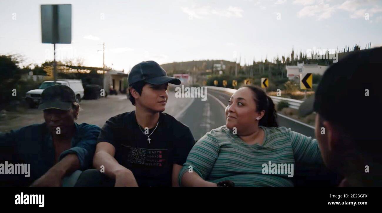 I CARRY YOU WITH ME, (aka TE LLEVO CONMIGO), Armando Espitia (center ...