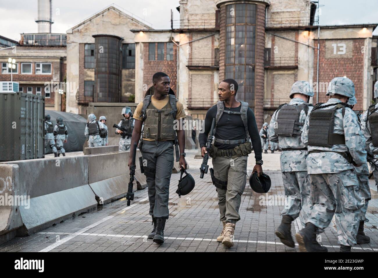 OUTSIDE THE WIRE, from left: Damson Idris, Anthony Mackie, 2021. ph ...