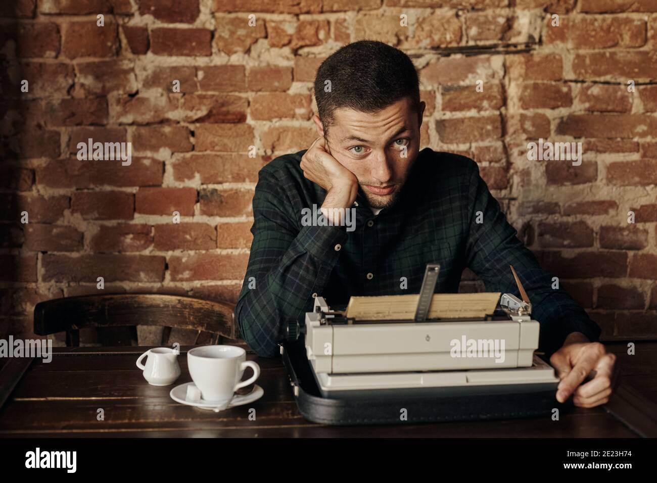 Reporter working late hi-res stock photography and images - Alamy