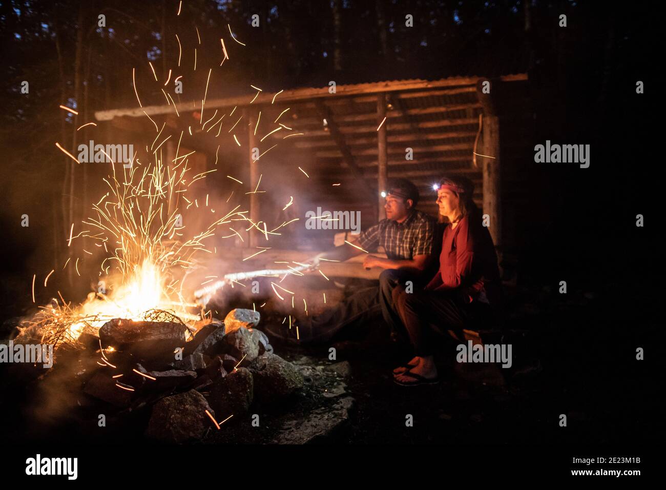 Lean to campfire hi-res stock photography and images - Alamy