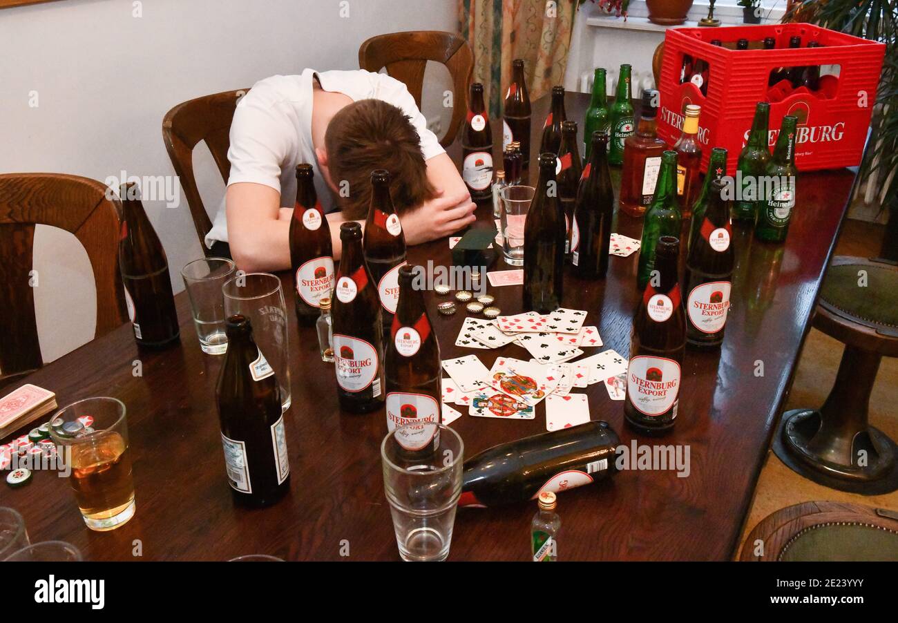Tisch, nach der Party, Flaschen Stock Photo - Alamy