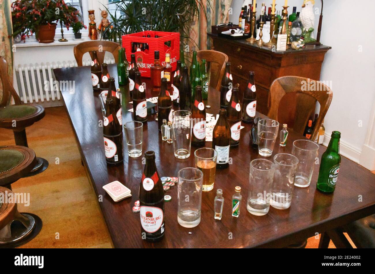 Tisch, nach der Party, Flaschen Stock Photo - Alamy