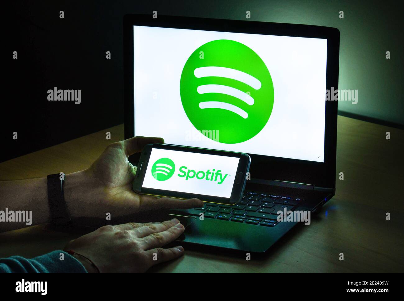 Spotify emblem hi-res stock photography and images - Alamy