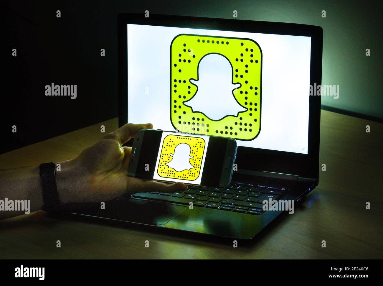 Snapchat emblem hi-res stock photography and images - Alamy