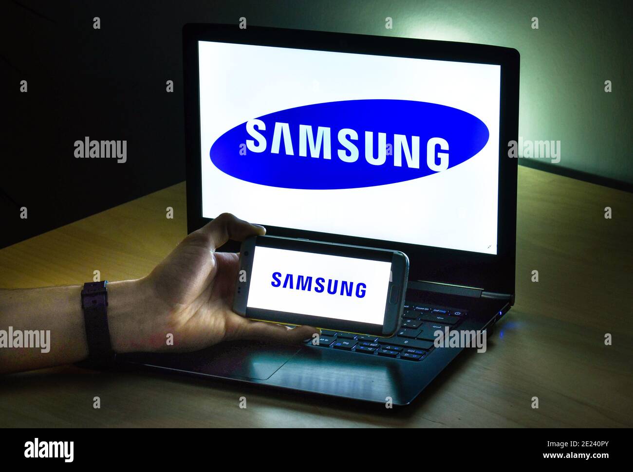 Samsung internet logo hi-res stock photography and images - Alamy