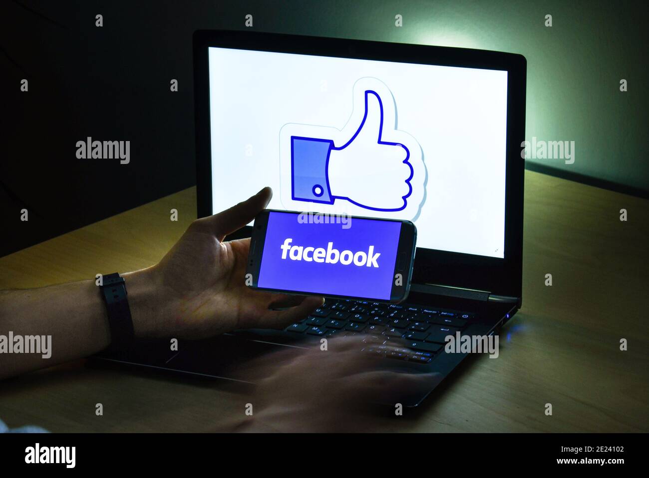 Bildschirm facebook hi-res stock photography and images - Alamy