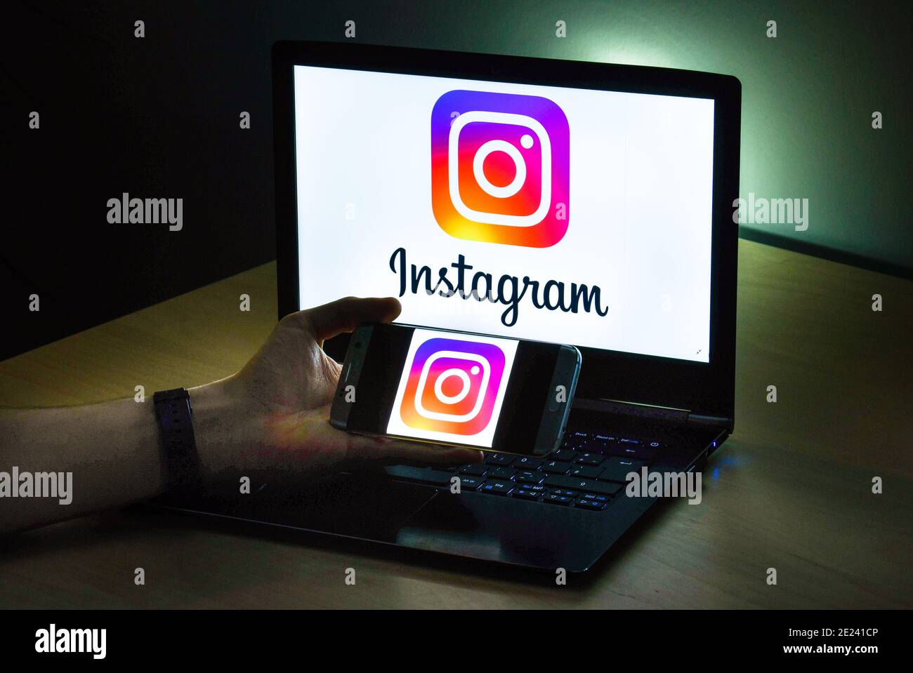 Instagram emblem hi-res stock photography and images - Alamy