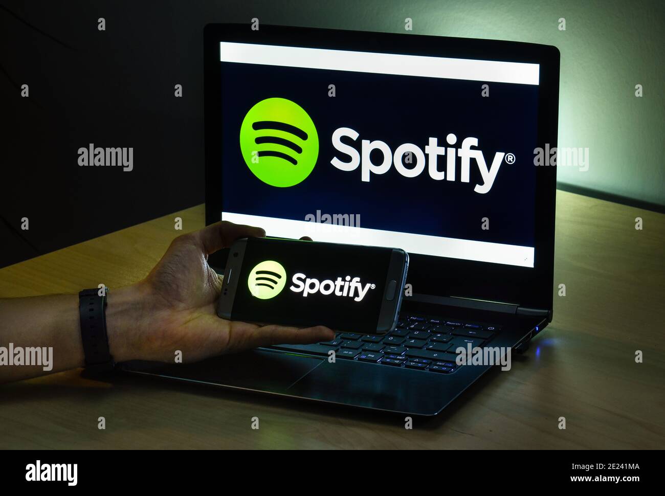 Spotify emblem hi-res stock photography and images - Alamy