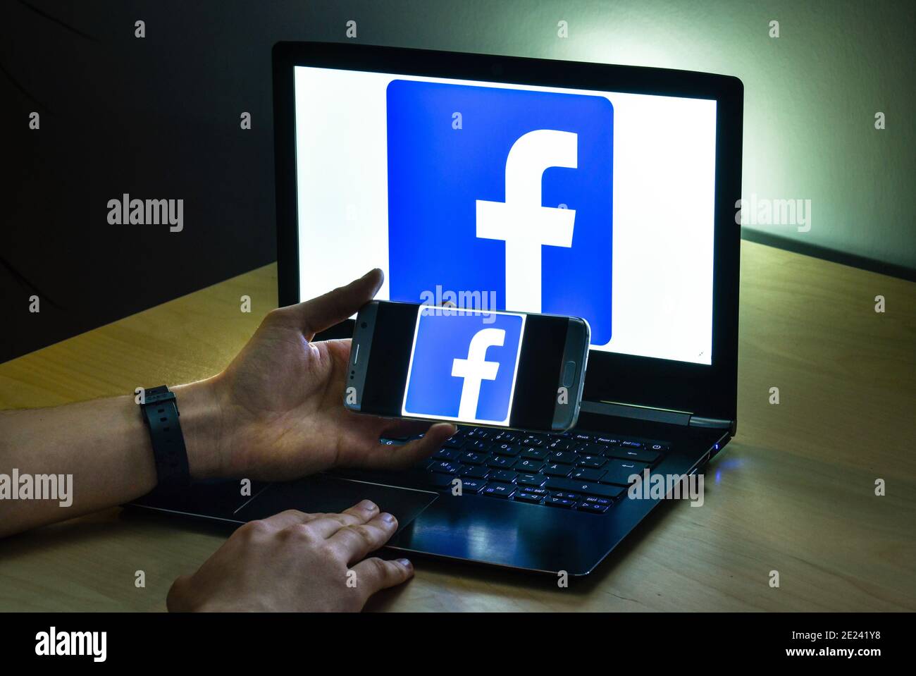 Bildschirm facebook hi-res stock photography and images - Alamy