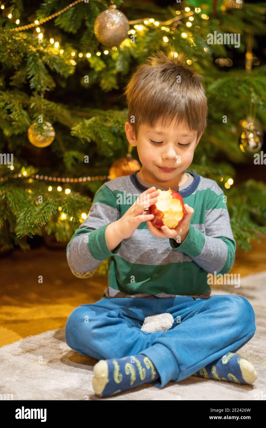 Child under apple tree hi-res stock photography and images - Alamy