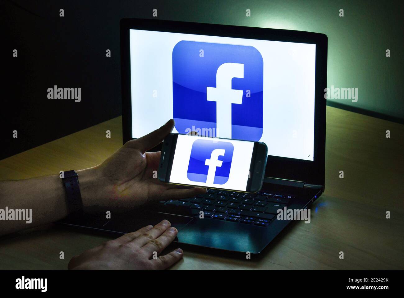 Bildschirm facebook hi-res stock photography and images - Alamy