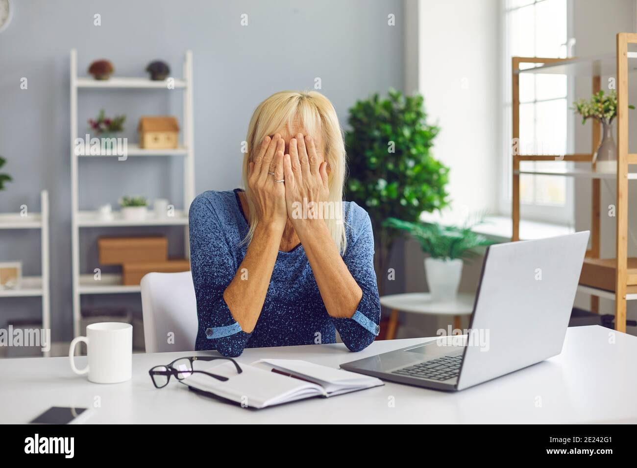 Crying at desk hi-res stock photography and images - Alamy