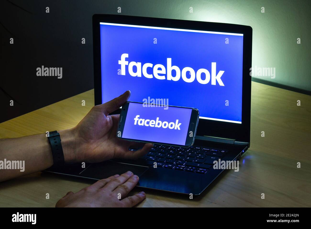 Bildschirm facebook hi-res stock photography and images - Alamy