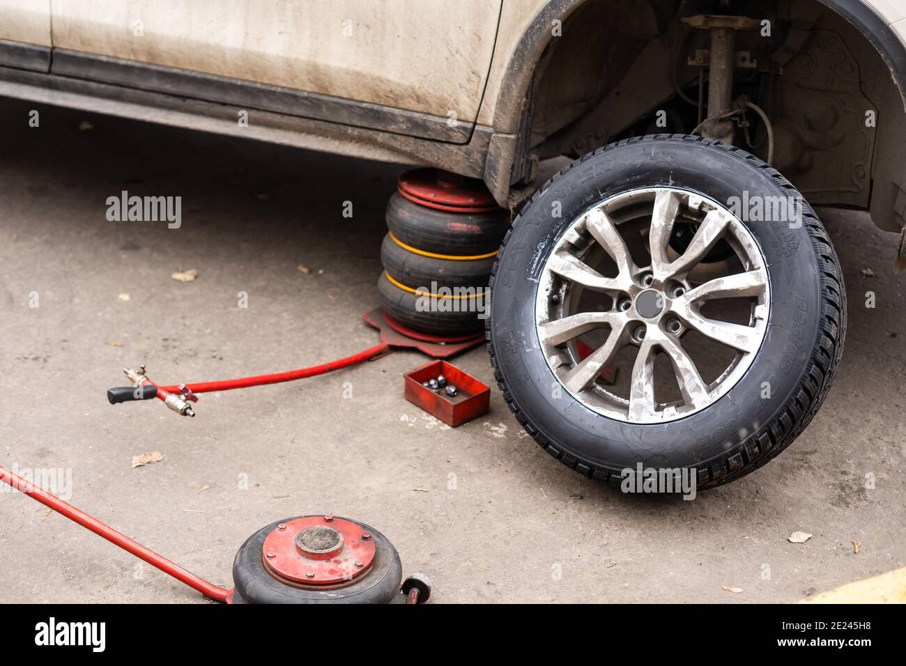 Changing wheel on a car Stock Photo - Alamy