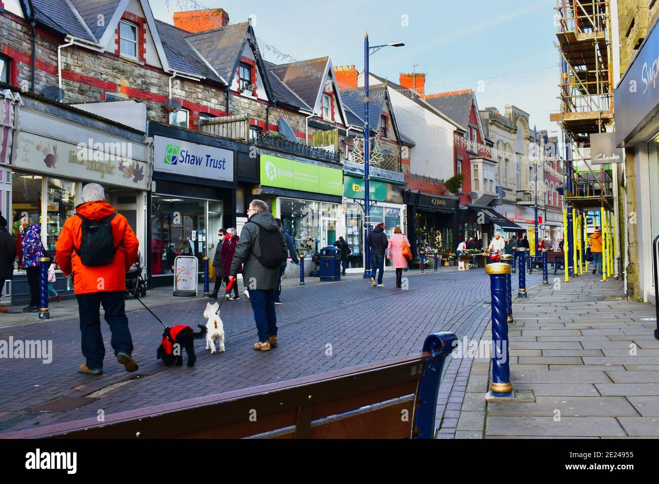 Shops in town centre bridgend hi-res stock photography and images - Alamy