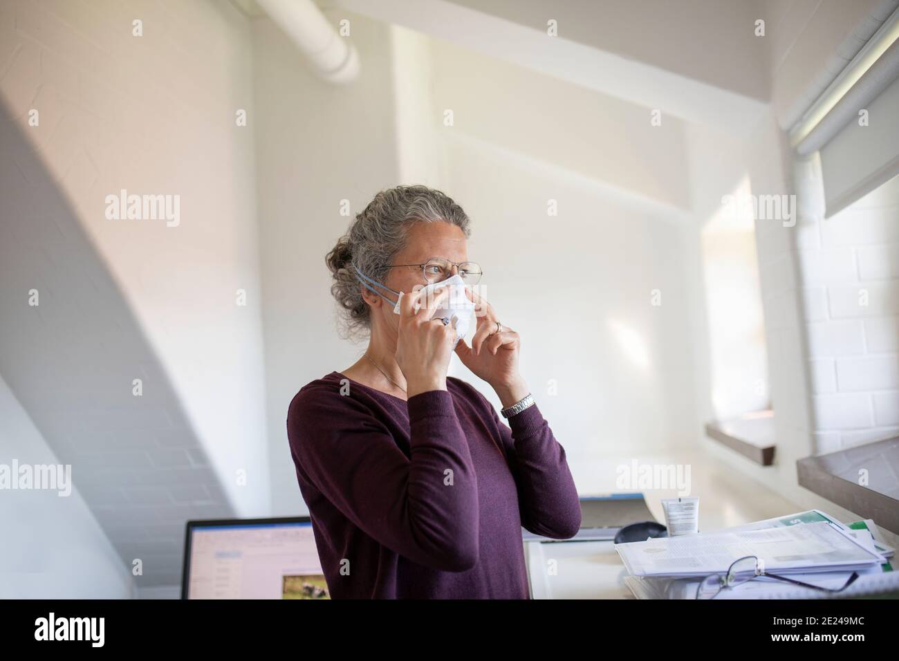 Covid, work in office hi-res stock photography and images - Alamy