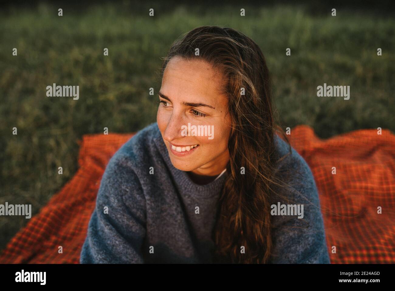 Outdoor head shoulders portrait smiling hi-res stock photography and ...