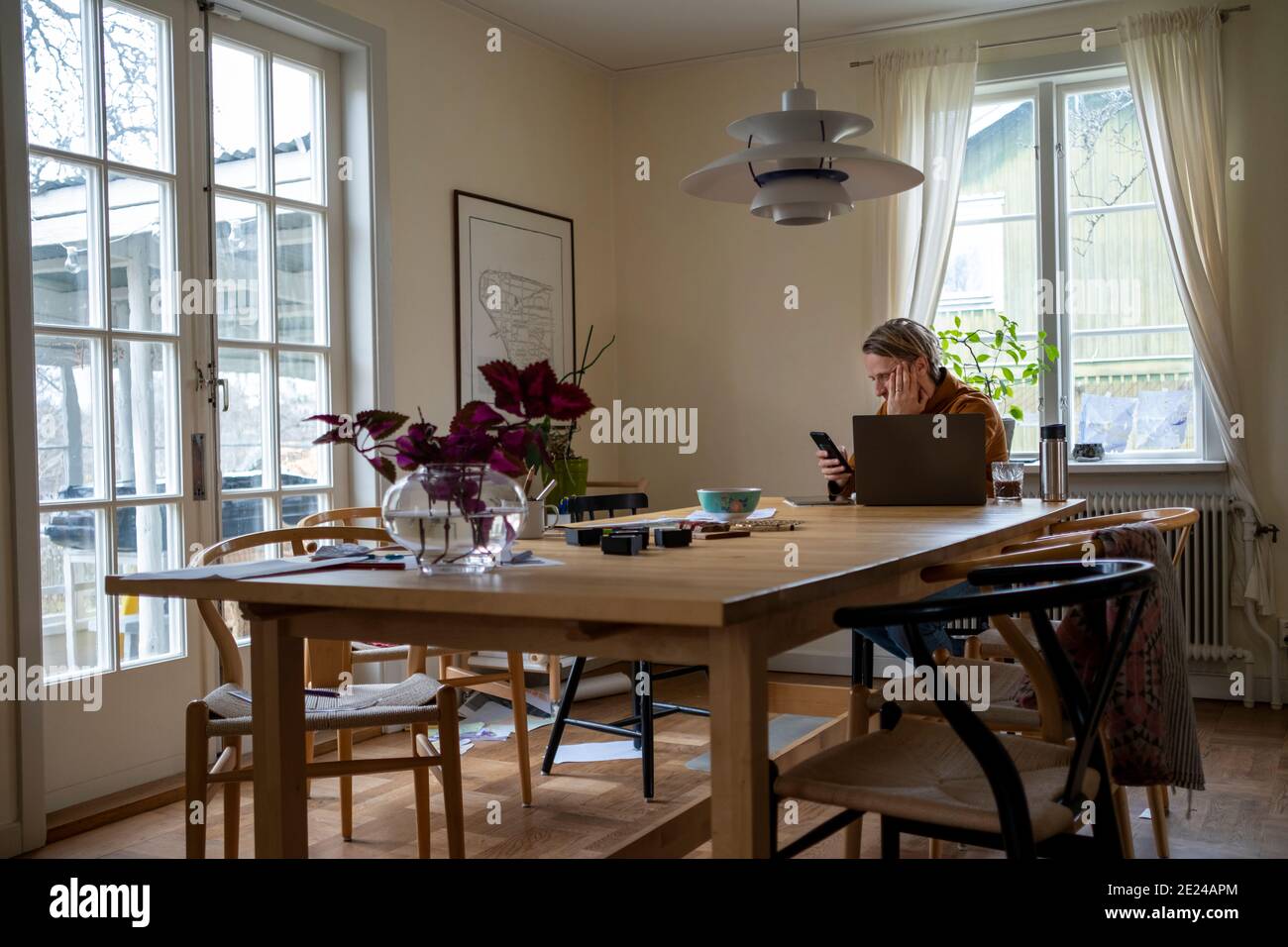 Working at the dining table hi-res stock photography and images - Alamy