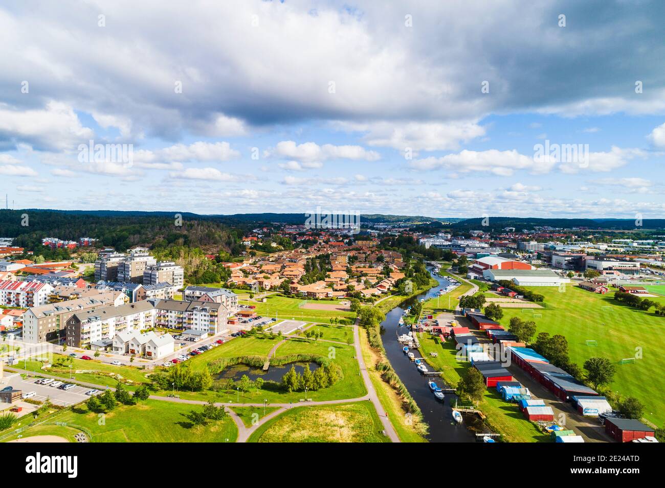 Suburban house building horizontal hi-res stock photography and images ...