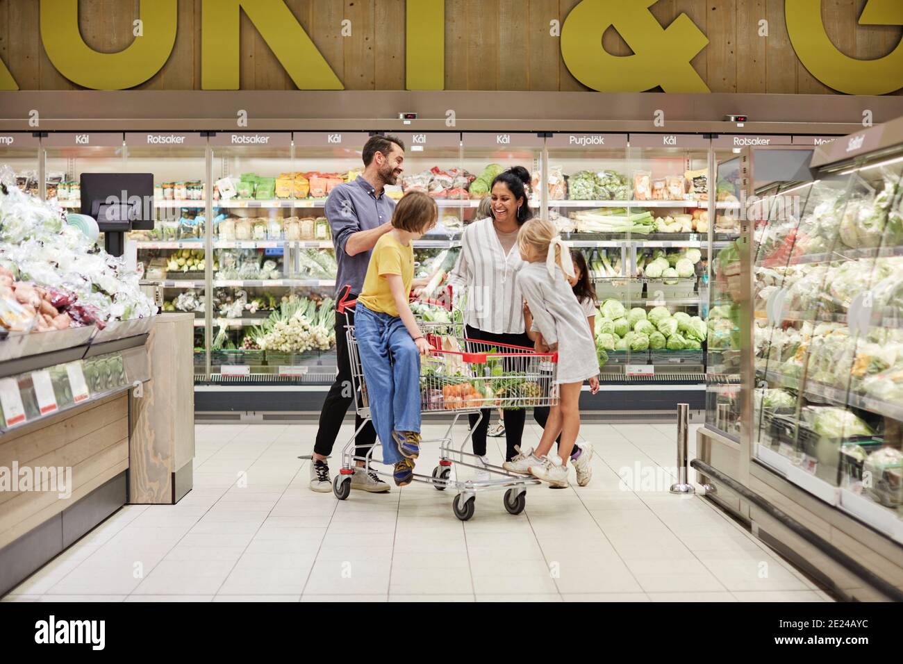 Family shopping in supermarket hi-res stock photography and images - Alamy