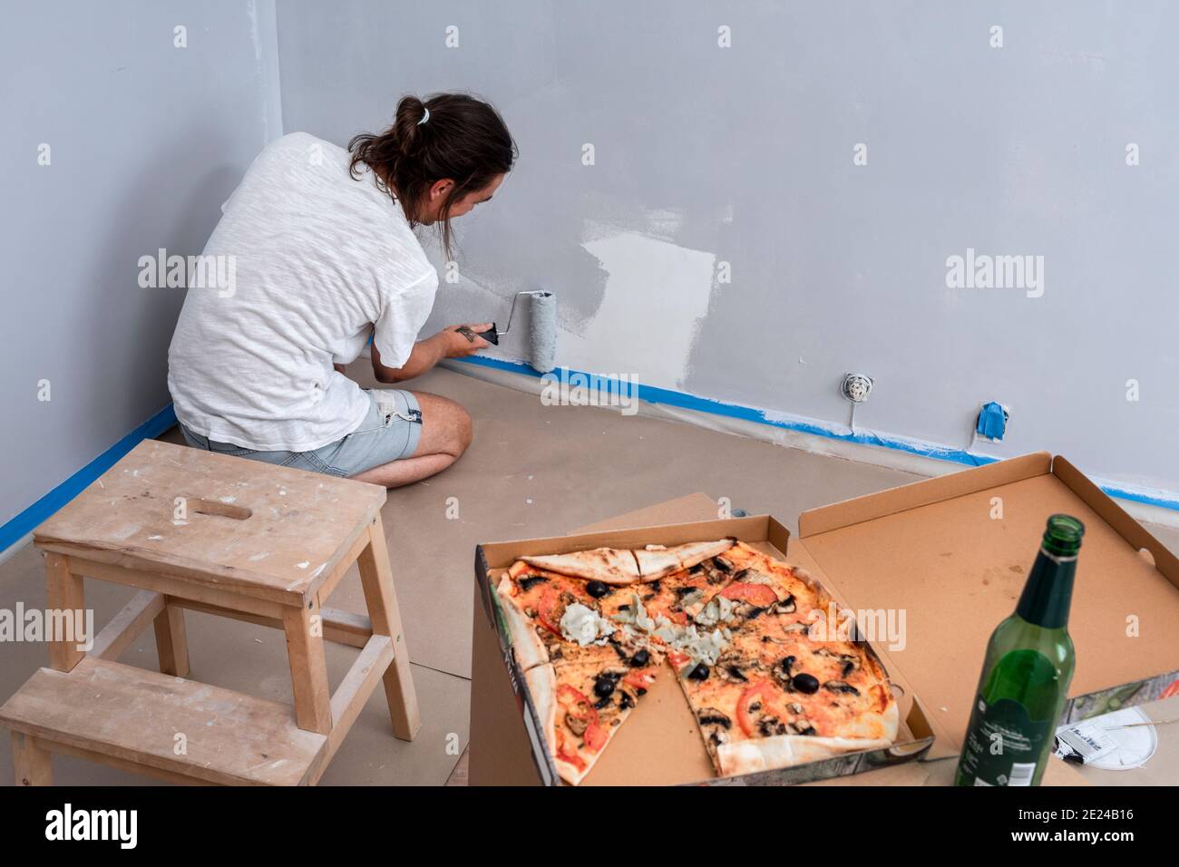 Man paints walls paint roller hi-res stock photography and images - Alamy